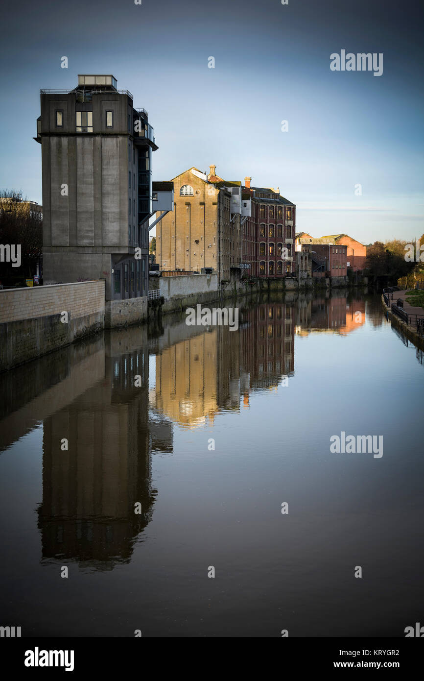 Bath waterfront buildings reflected in the river Avon Stock Photo - Alamy