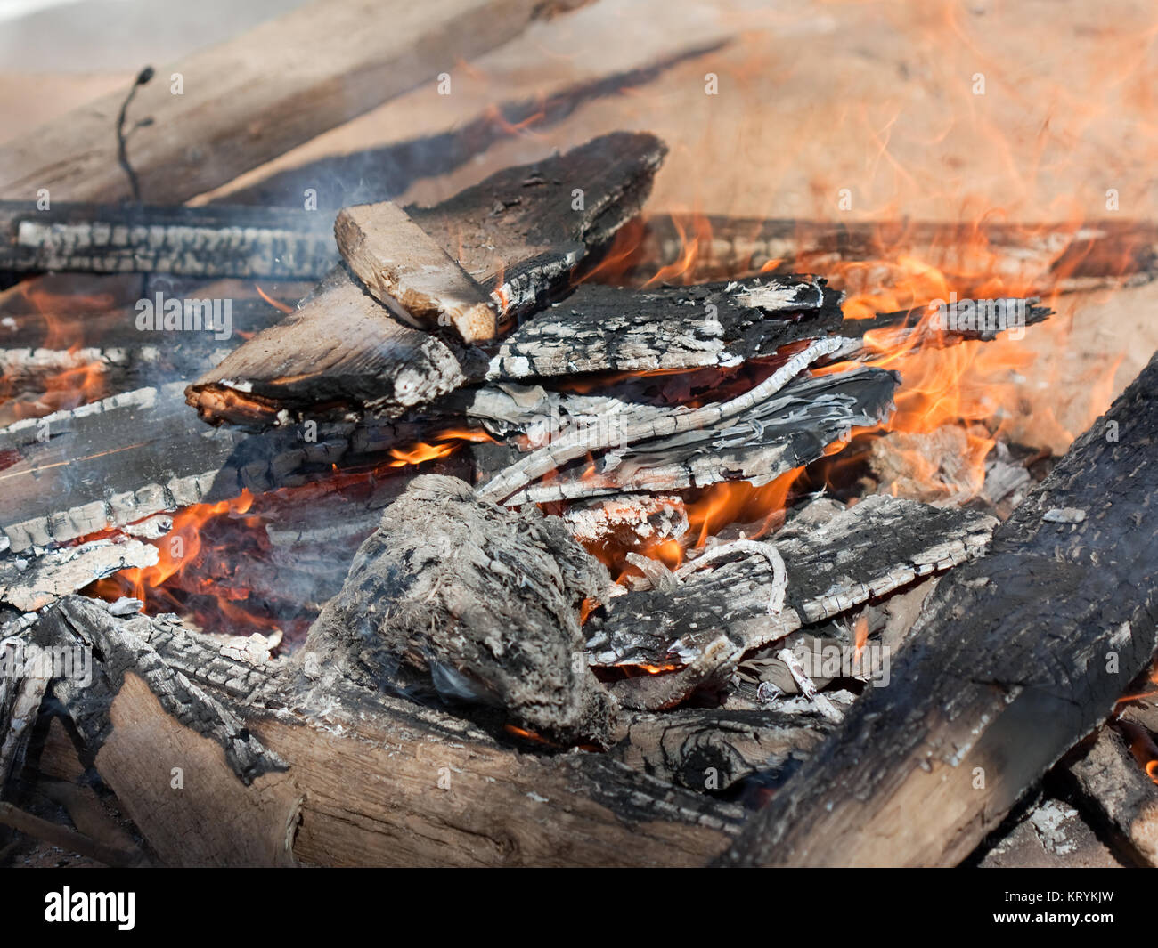 Camping log bonfire fire or burning campfire flame Stock Photo - Alamy