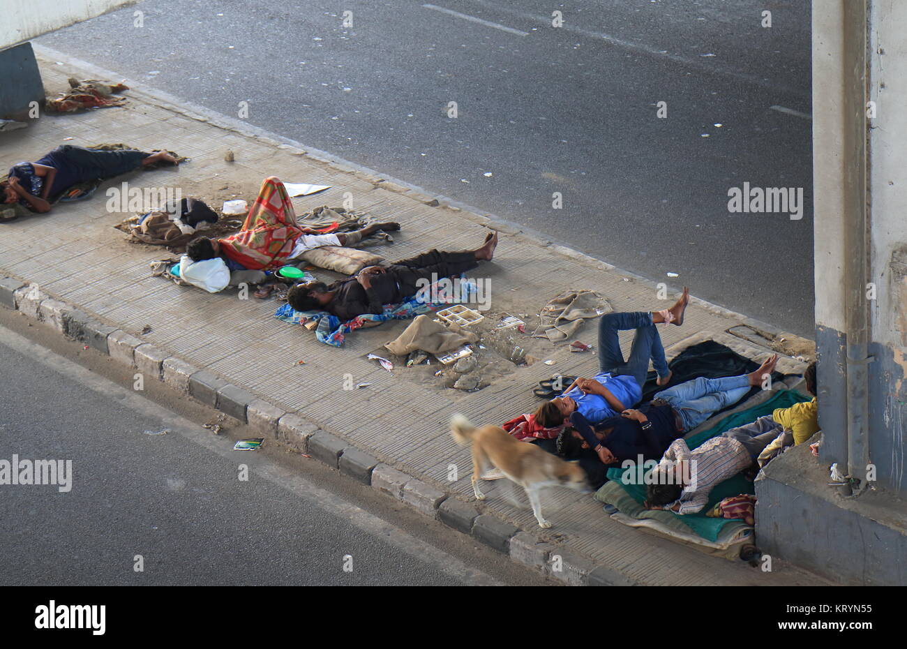People sleep on street in downtown New Delhi India Stock Photo - Alamy