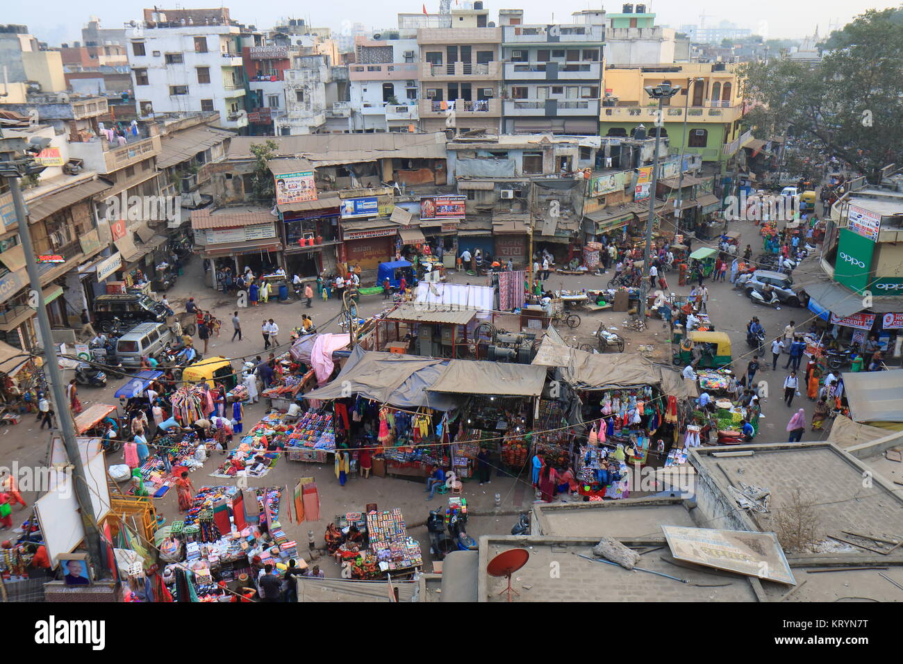 Life main street bazaar new delhi hi-res stock photography and images ...
