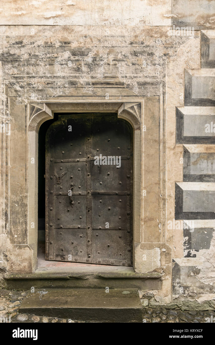 Medieval castle doors hi-res stock photography and images - Alamy
