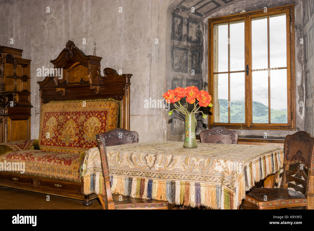 Medieval castle dining room hi-res stock photography and images - Alamy