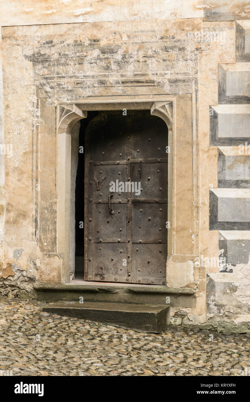Medieval castle doors hi-res stock photography and images - Alamy