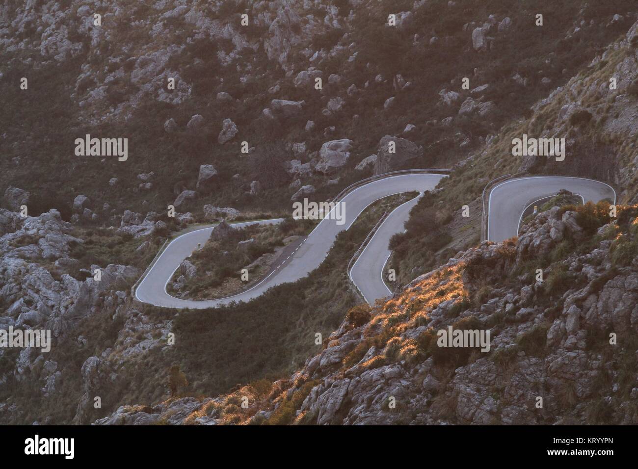 Serpentine road hi-res stock photography and images - Alamy