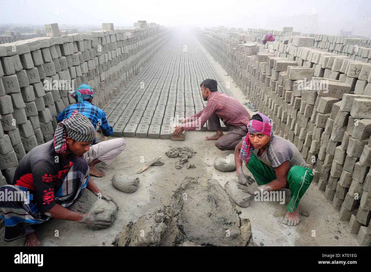 Indian woman works brick hi-res stock photography and images - Alamy