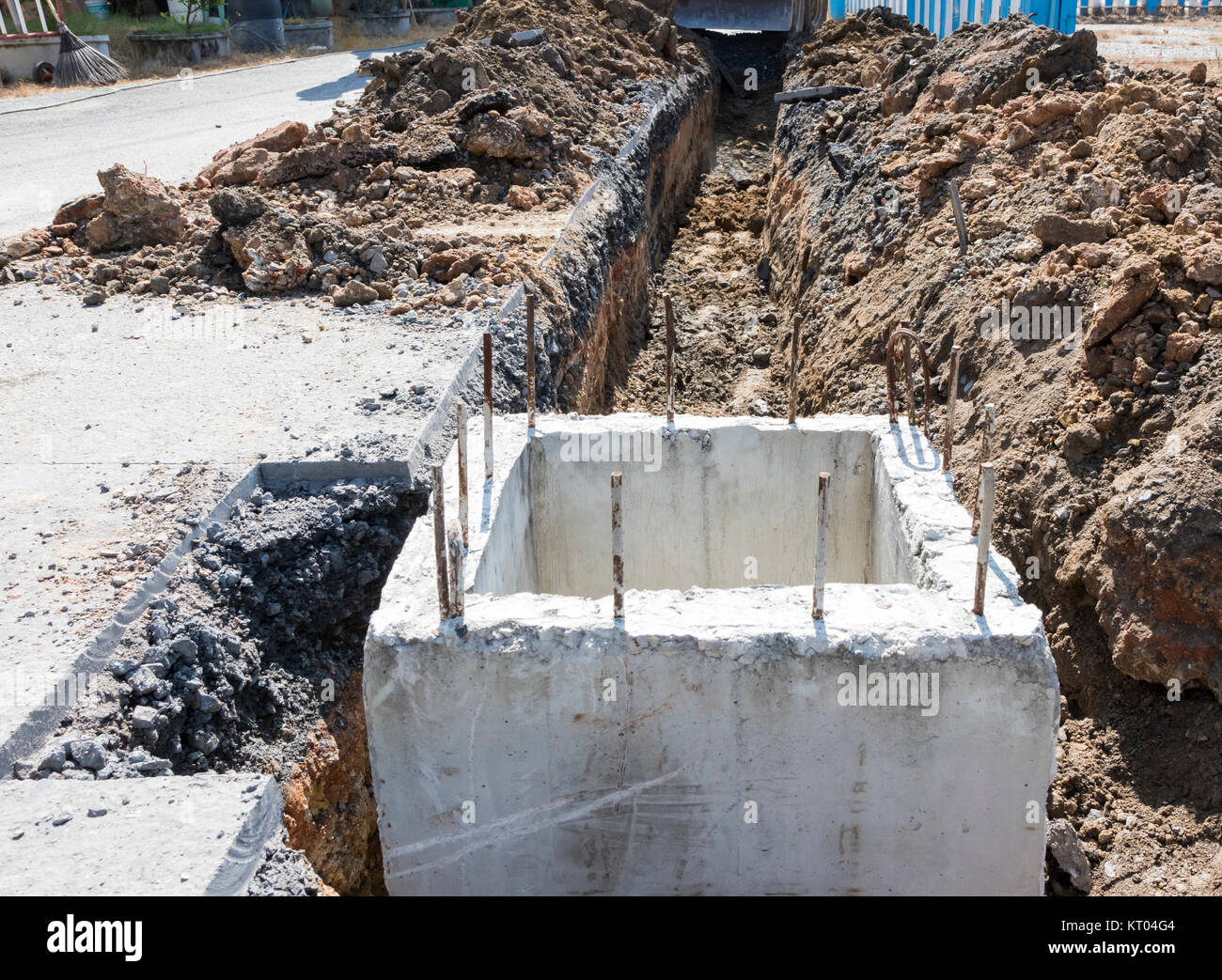 Concrete manhole hi-res stock photography and images - Alamy