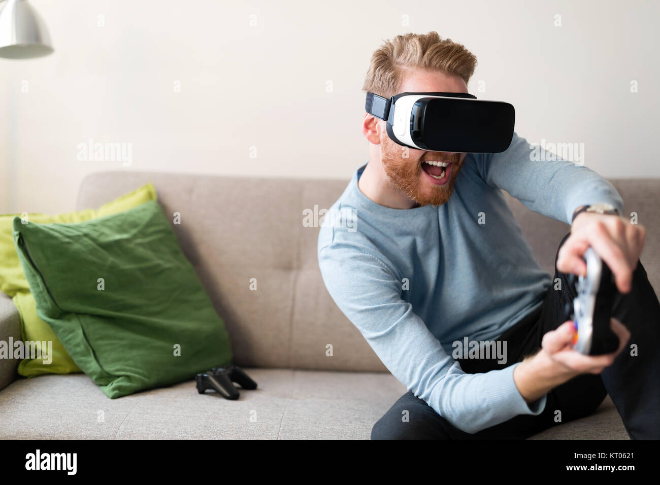 Young man virtual reality headset hi-res stock photography and images ...