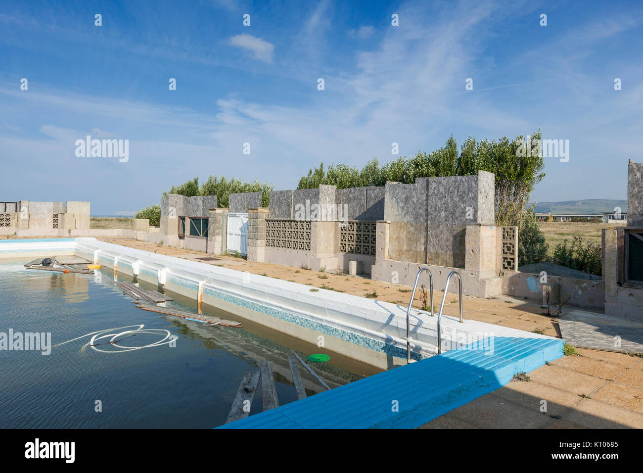 Abandoned swimming pool hi-res stock photography and images - Alamy