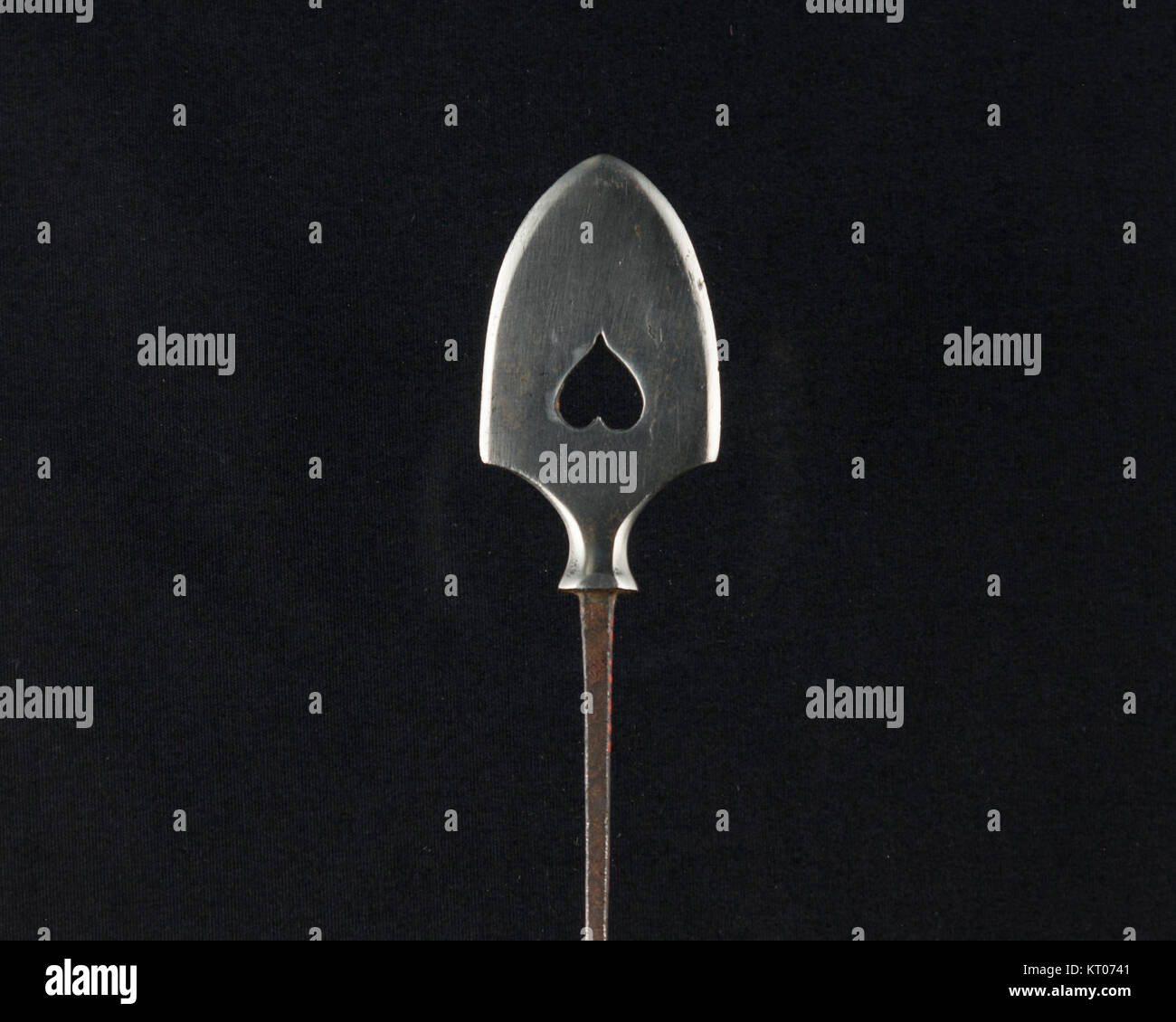 This image depicts an arrowhead from the YanonC493 collection ...