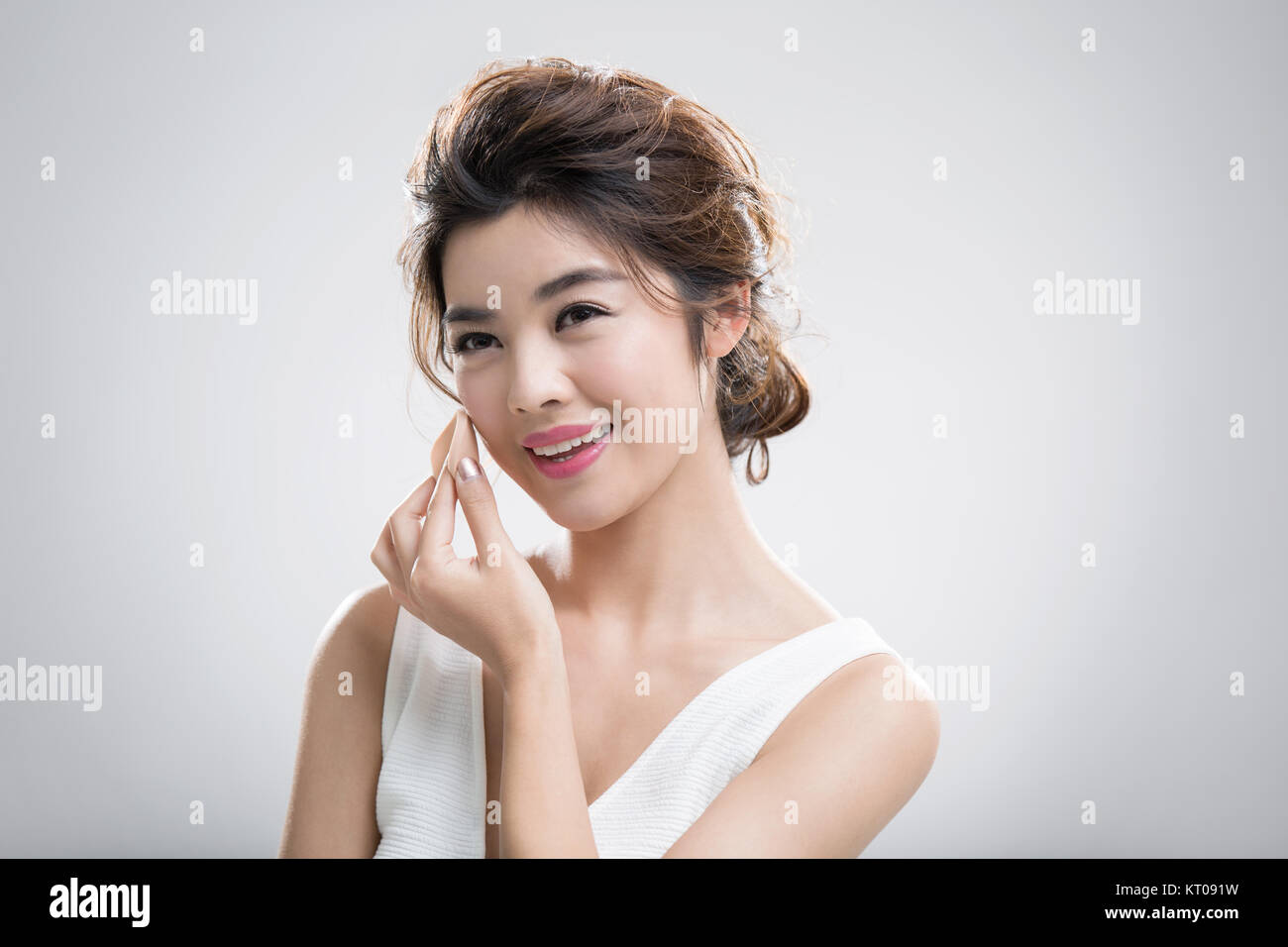 Young woman applying facial powder Stock Photo - Alamy