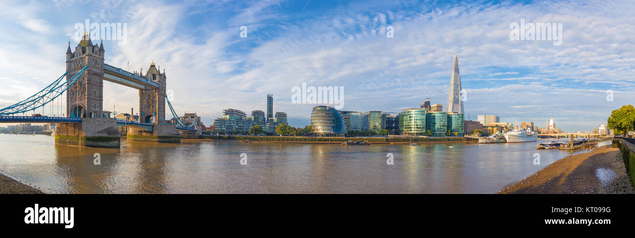 Tower bridge panorama hi-res stock photography and images - Alamy
