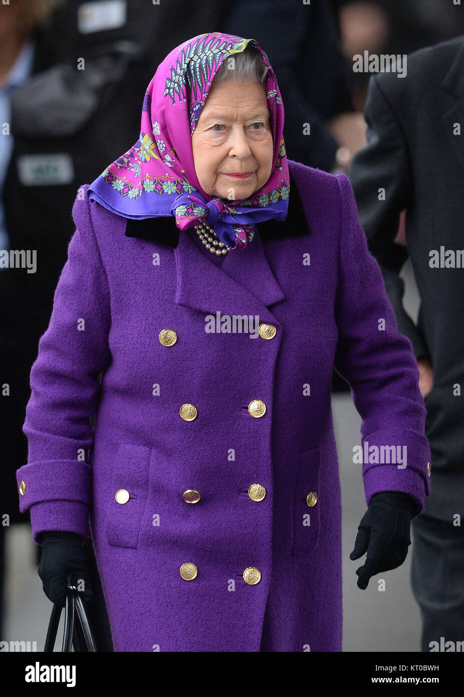 Queen elizabeth ii arrives train hi-res stock photography and images ...