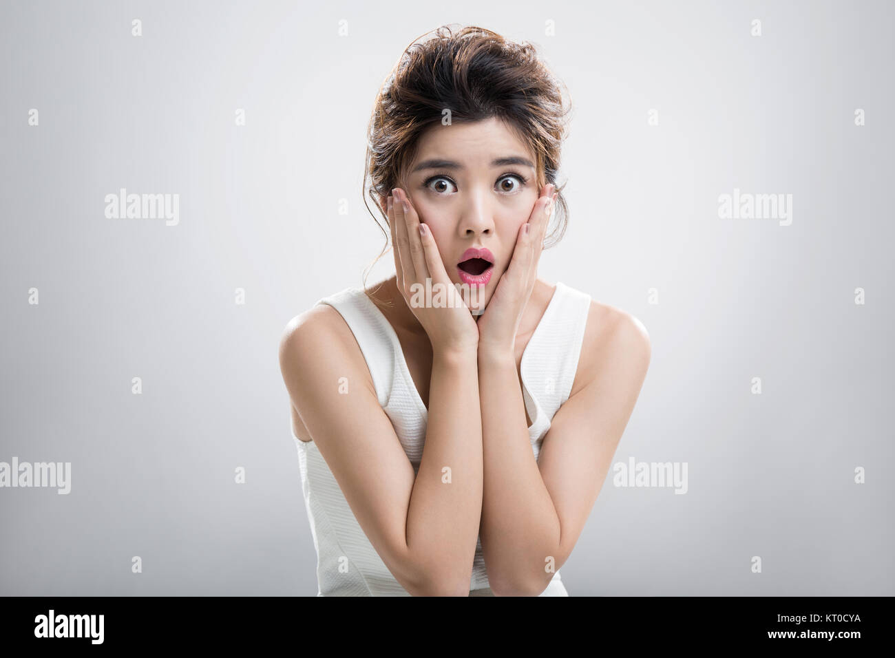 Shocked beautiful young woman Stock Photo - Alamy