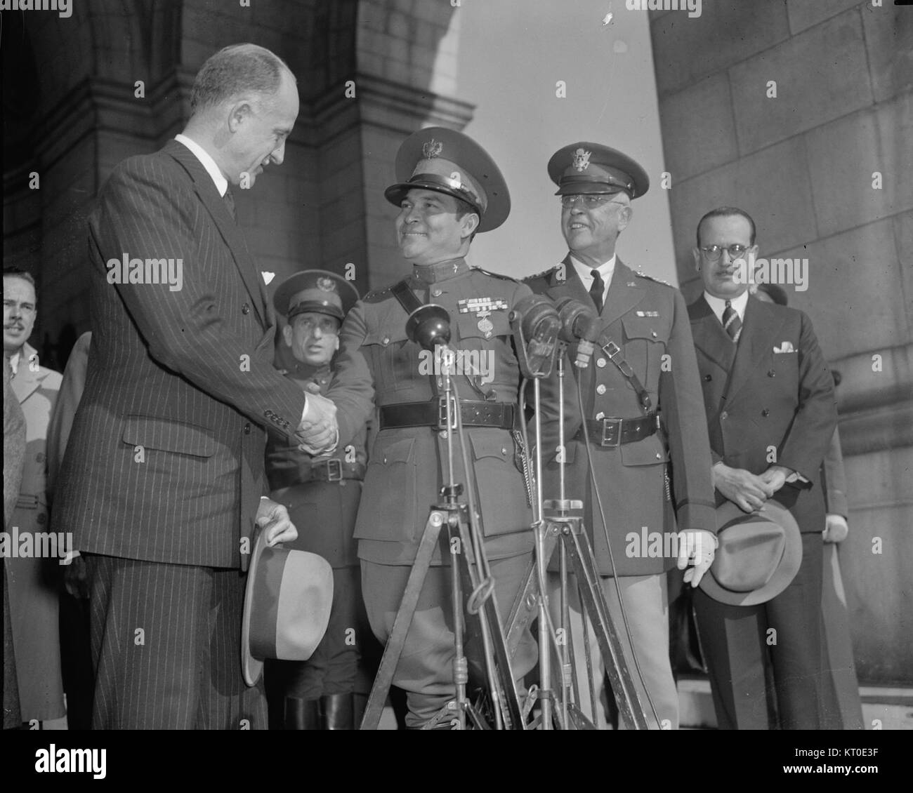 This iconic photograph from 1938 captures the handshake between Cuban ...