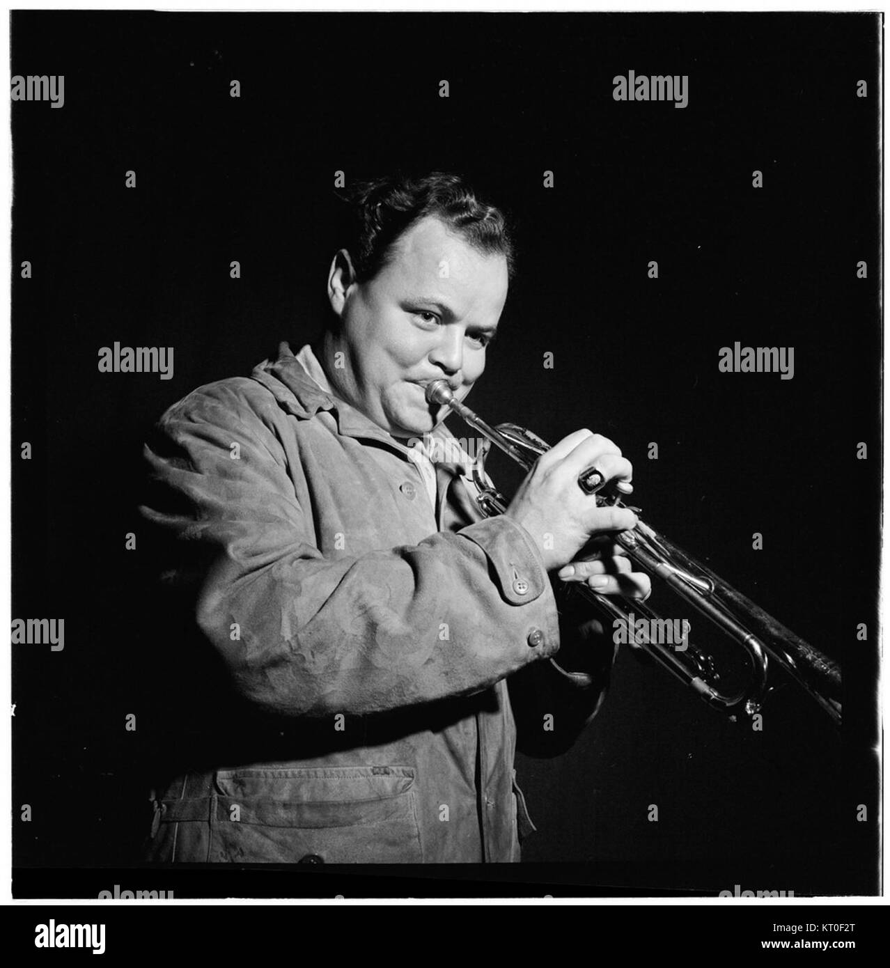 Trumpet player in new york Black and White Stock Photos & Images - Alamy