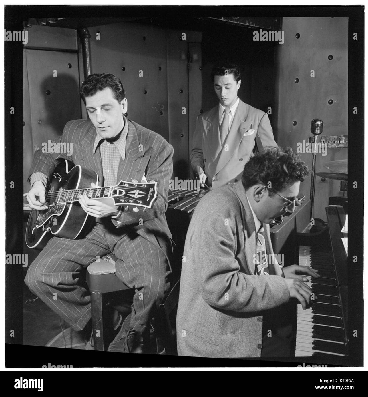 This photograph by William P. Gottlieb features jazz musicians Bill De ...