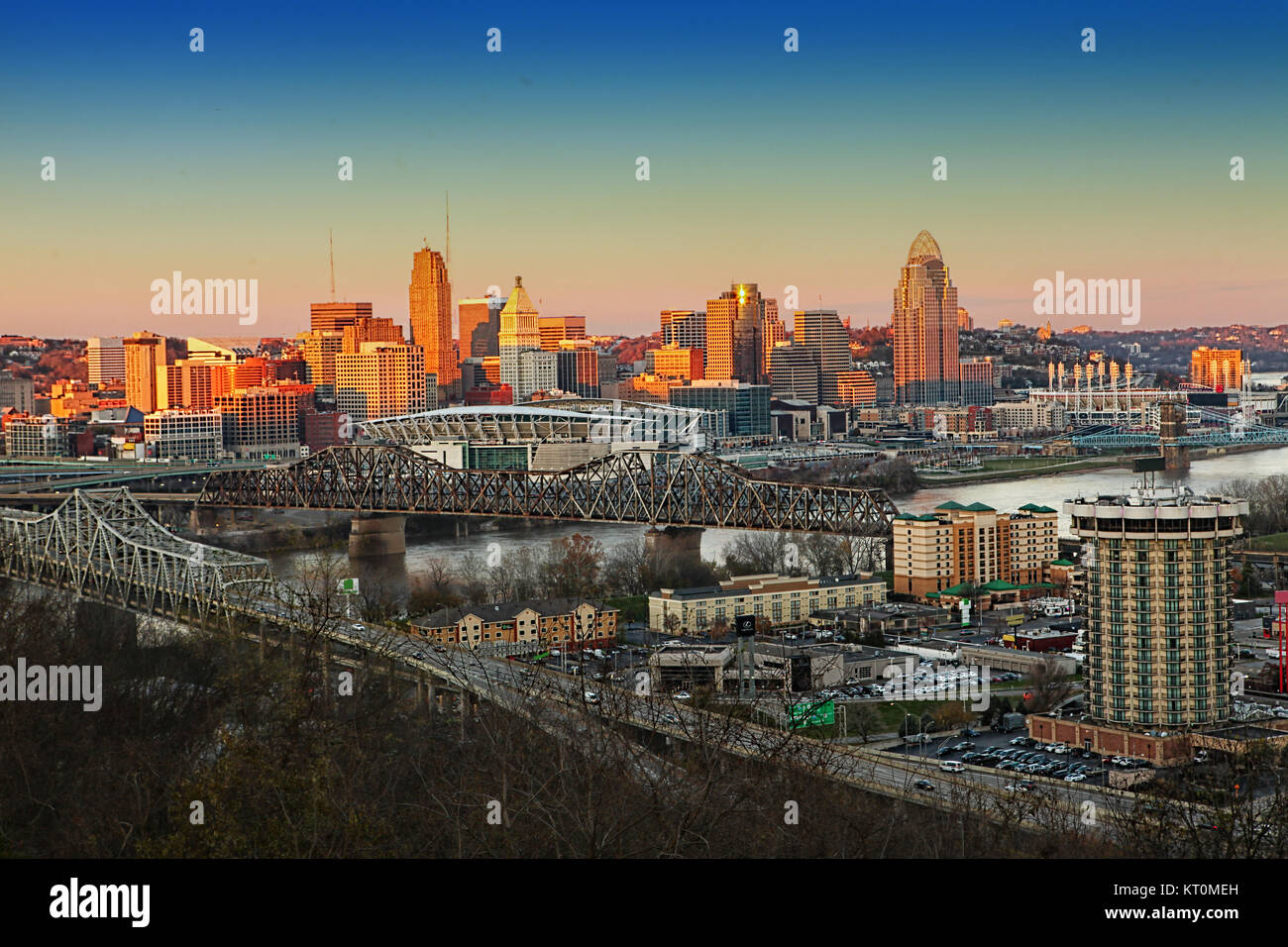 A View of the Cincinnati skyline at twilight Stock Photo - Alamy