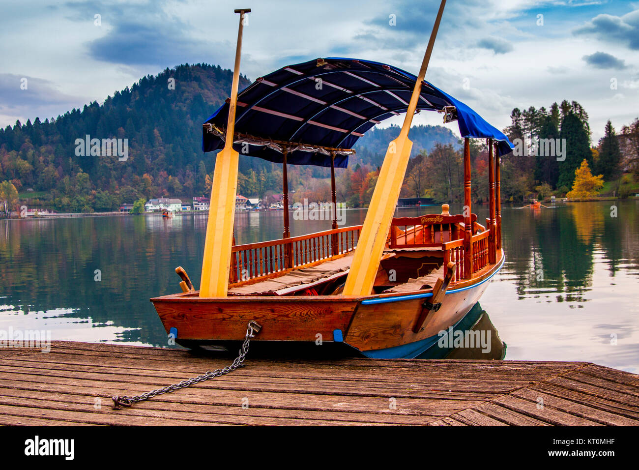 A pletna, traditional Slovenia boat, on Lake Bled Stock Photo - Alamy