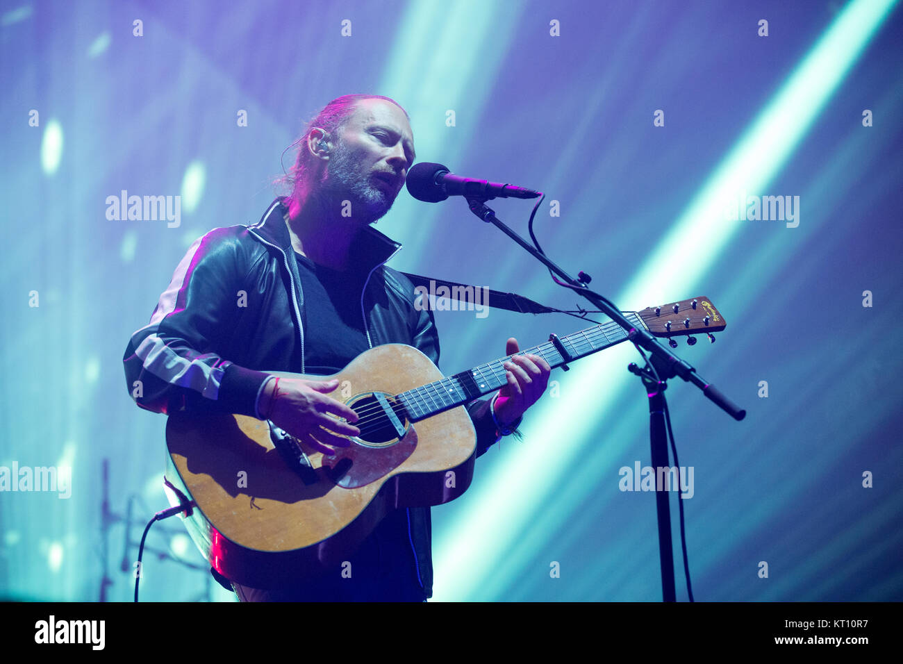 Radiohead vocalist hi-res stock photography and images - Alamy