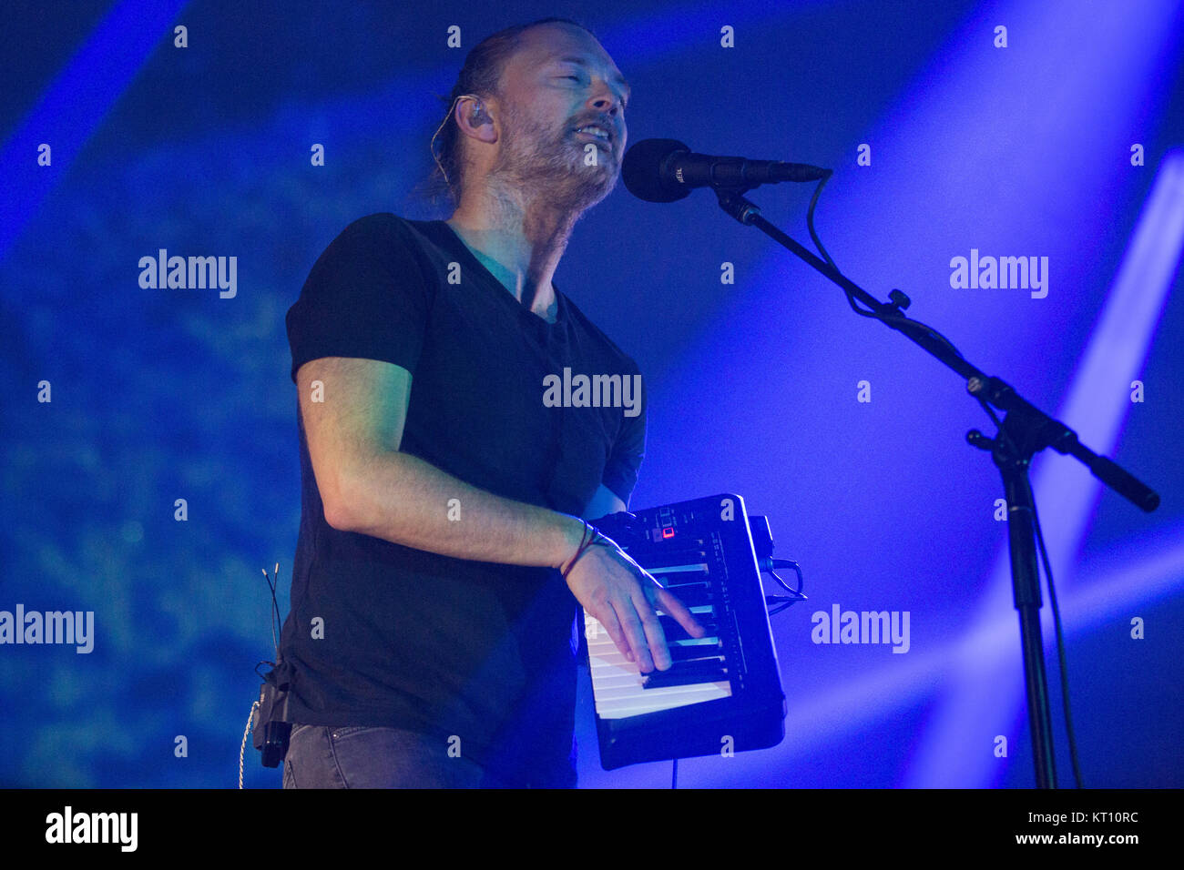 Radiohead vocalist hi-res stock photography and images - Alamy