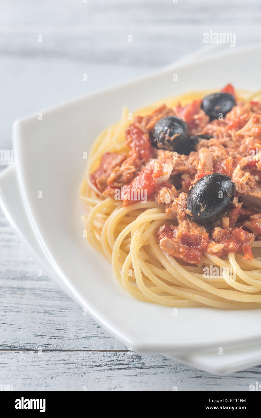 Spaghetti tuna black olive hi-res stock photography and images - Alamy