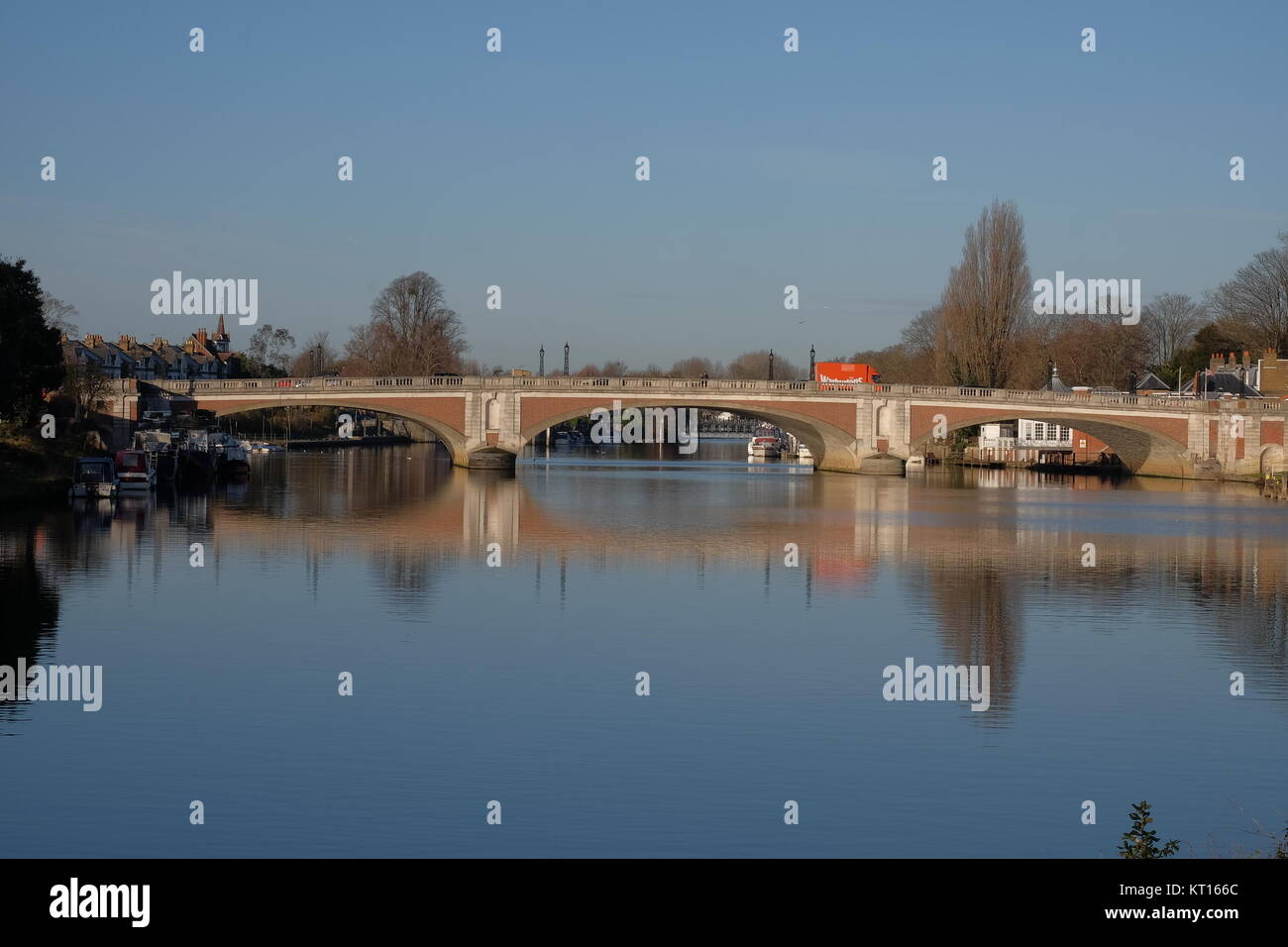 Hampton Court bridge Stock Photo - Alamy