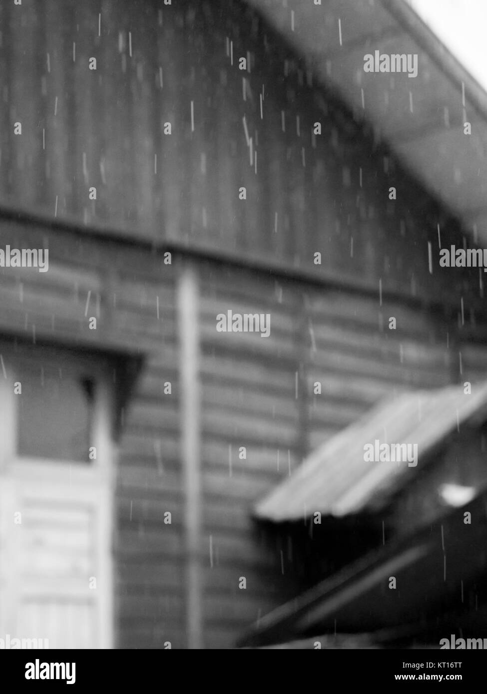 RAIN DRIPPING OFF THE ROOF IN HEAVY STORM Stock Photo - Alamy