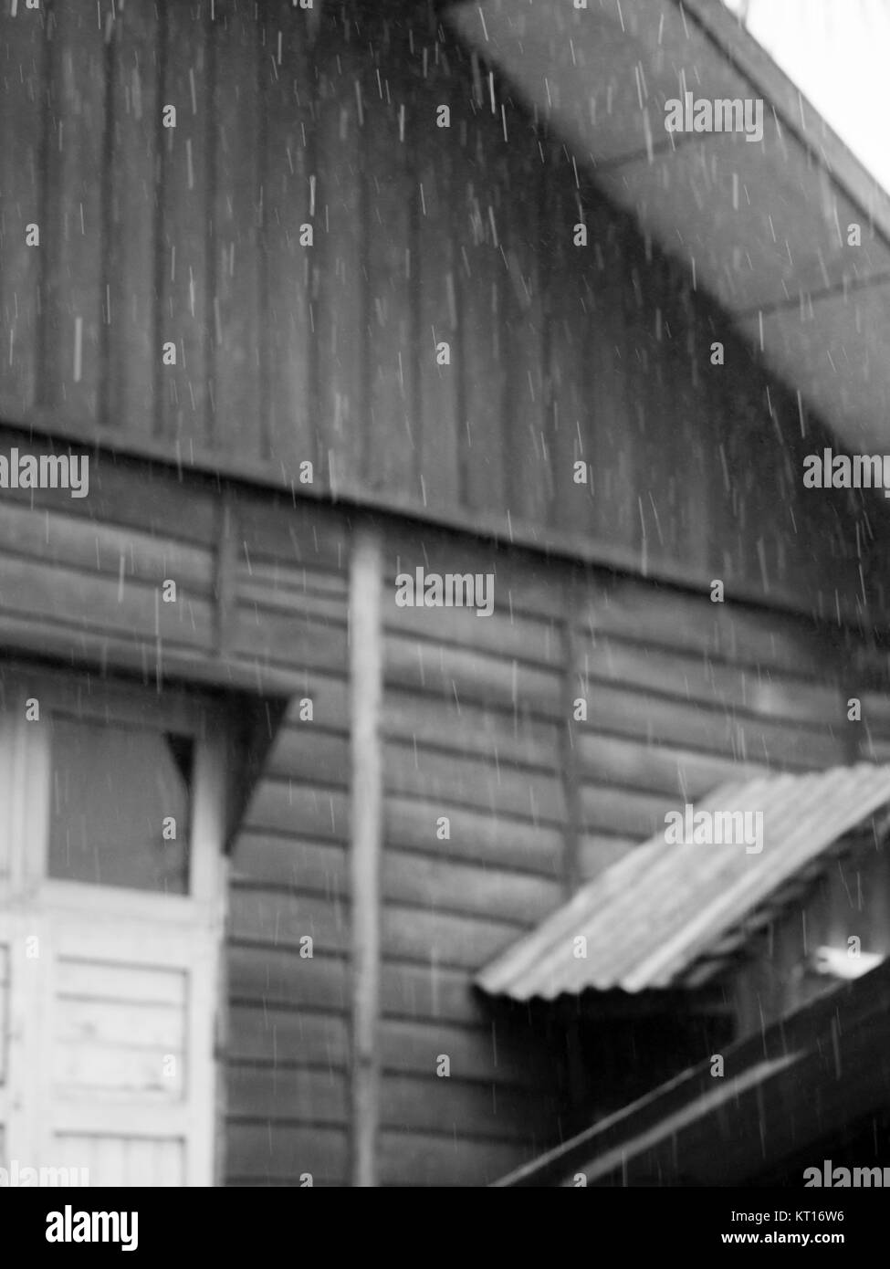 RAIN DRIPPING OFF THE ROOF IN HEAVY STORM Stock Photo - Alamy