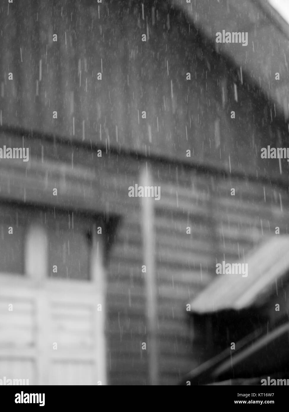 RAIN DRIPPING OFF THE ROOF IN HEAVY STORM Stock Photo - Alamy