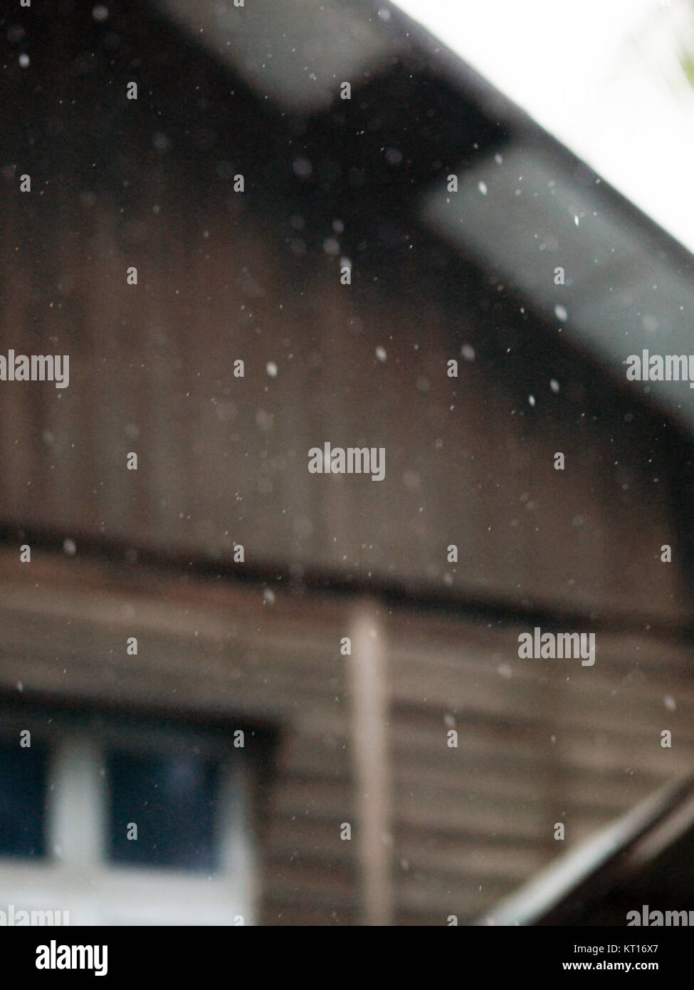 RAIN DRIPPING OFF THE ROOF IN HEAVY STORM Stock Photo - Alamy