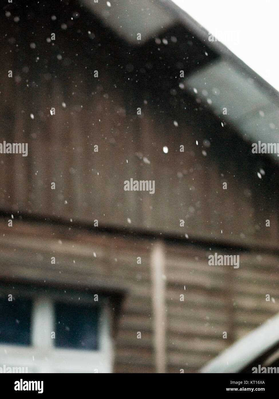 RAIN DRIPPING OFF THE ROOF IN HEAVY STORM Stock Photo - Alamy