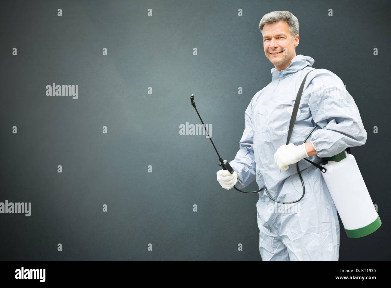 Professional pest control expert hi-res stock photography and images ...