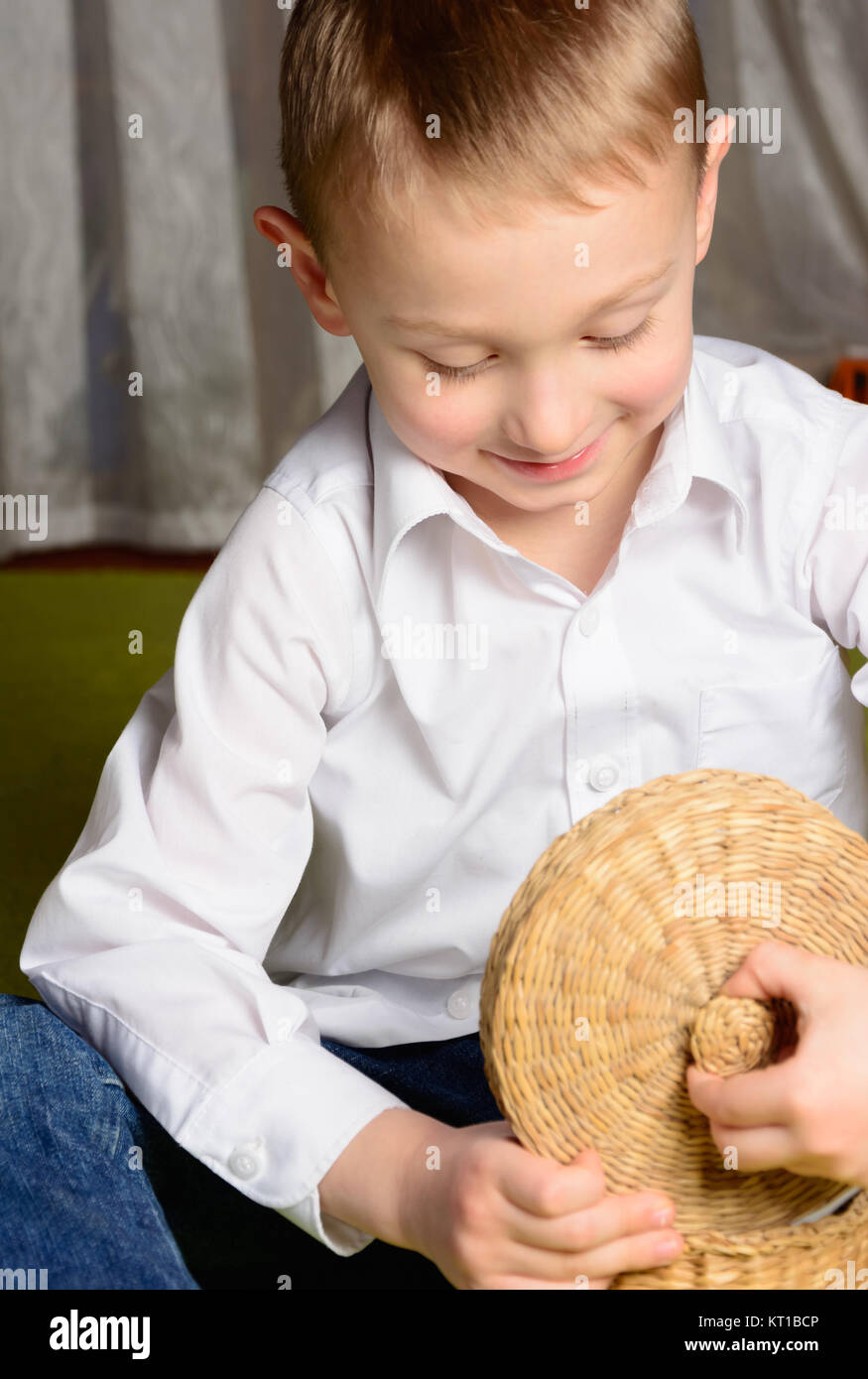 child looks in a box Stock Photo - Alamy