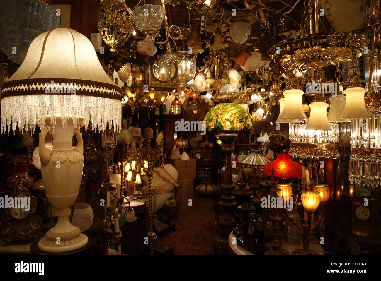 Antique light fixture shop hi-res stock photography and images - Alamy
