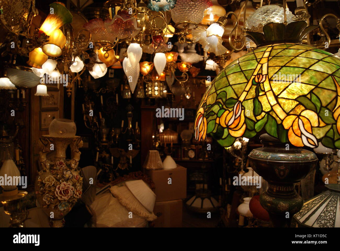 Art deco antiques shop hi-res stock photography and images - Alamy