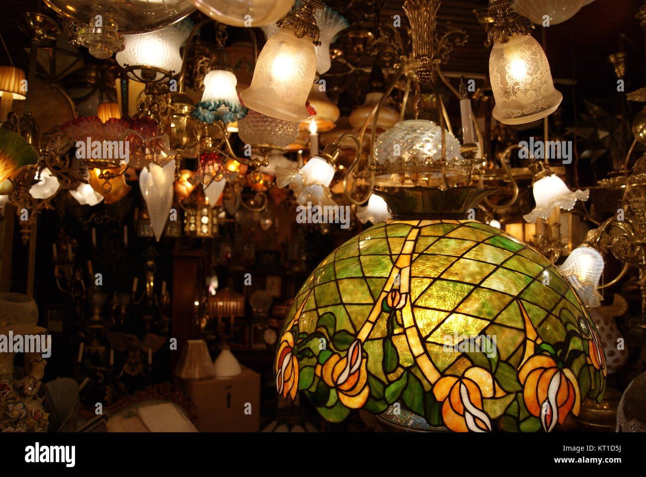 Antique light fixture shop hi-res stock photography and images - Alamy