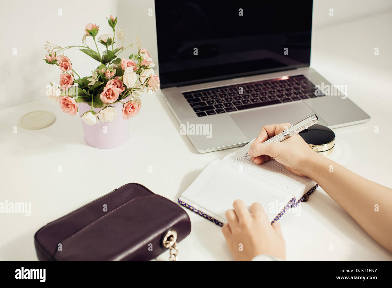 woman's hand writing in empty notepad Stock Photo - Alamy