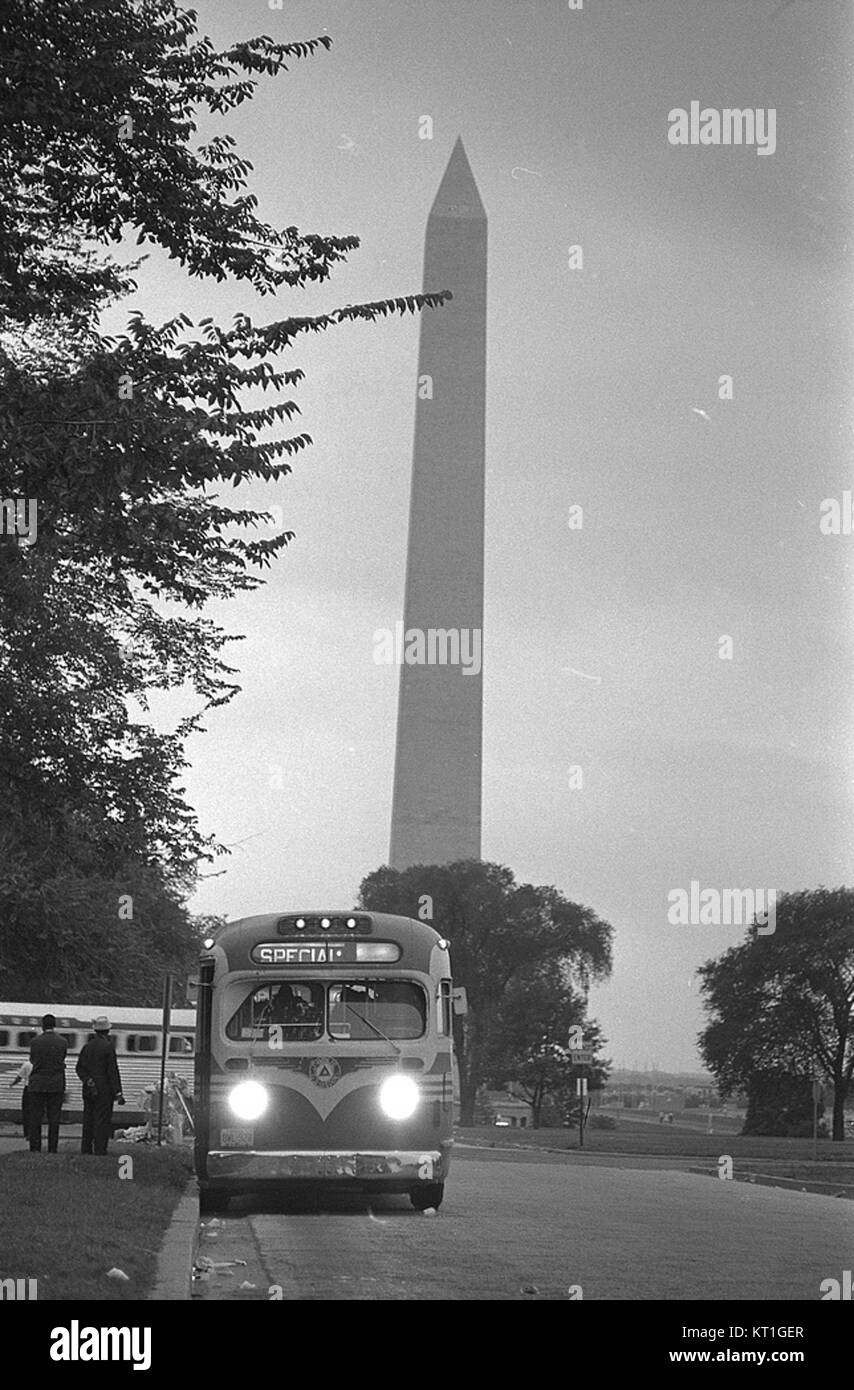 Bus leaving hi-res stock photography and images - Alamy