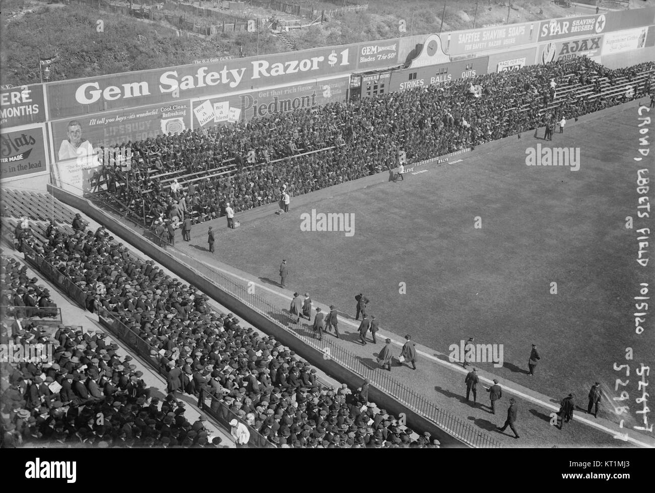 New york stadium crowd Black and White Stock Photos & Images - Alamy