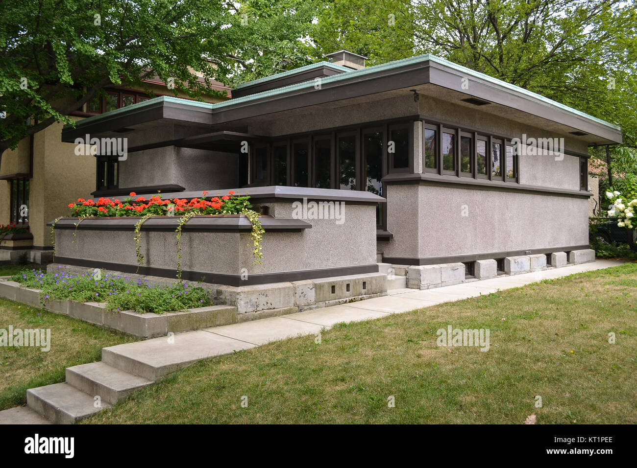 The 2714 W Burnham Model B1 Bungalow, designed by Frank Lloyd Wright ...