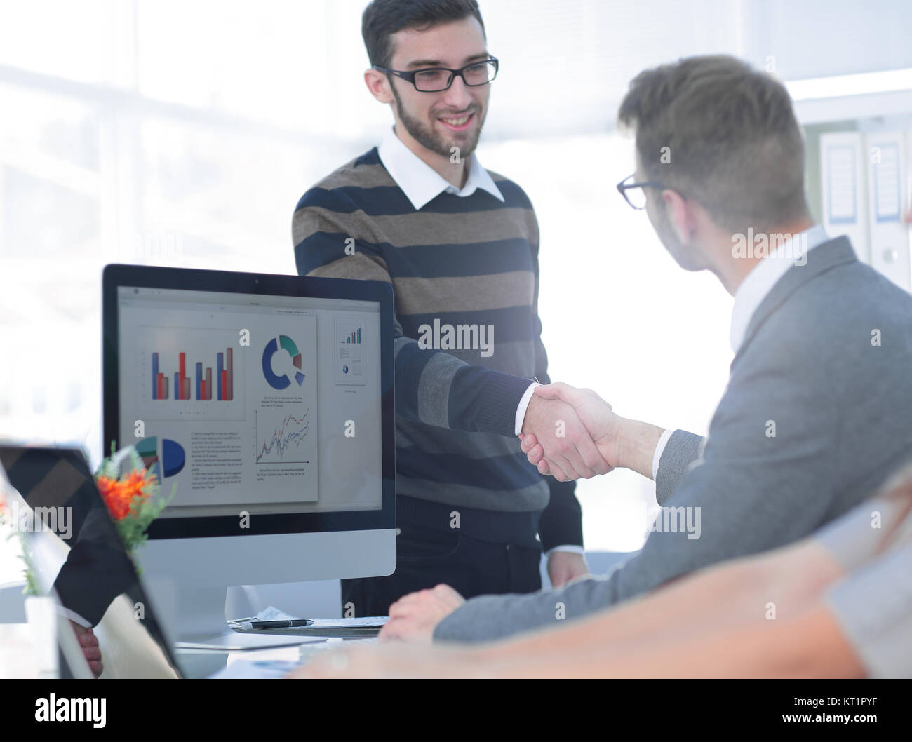 handshake Manager and the client Stock Photo - Alamy