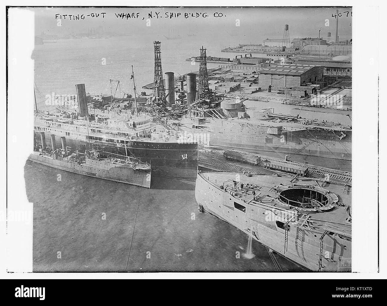 Early 20th century shipbuilding Black and White Stock Photos & Images ...