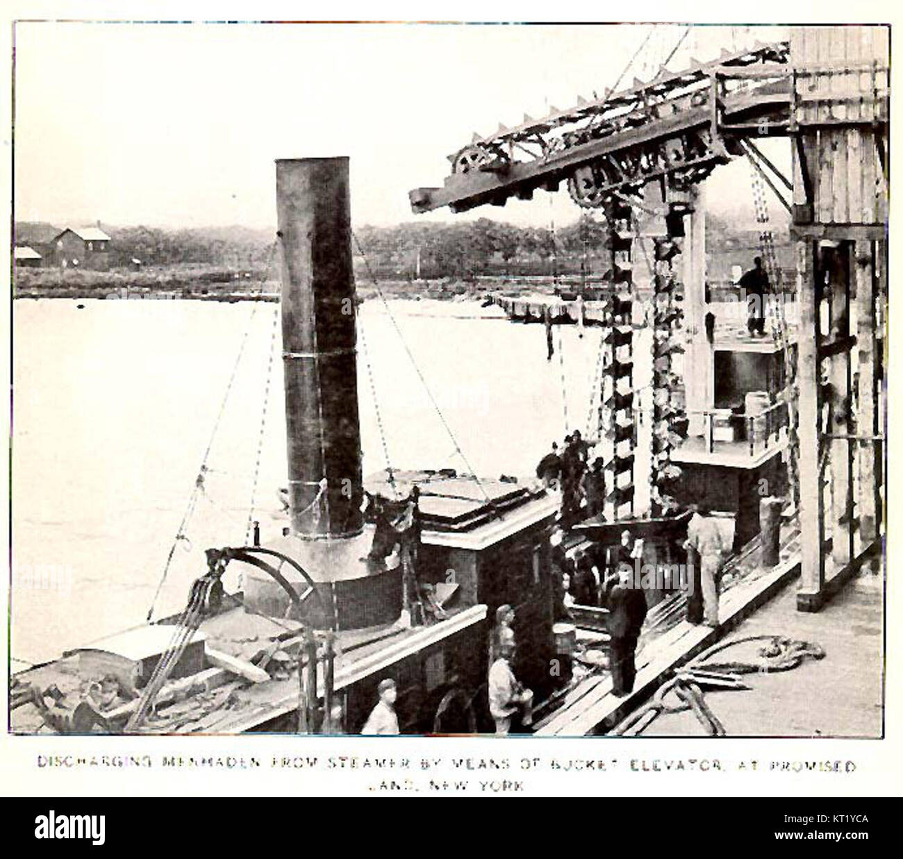 Cargo vessel discharging unloading hi-res stock photography and images ...