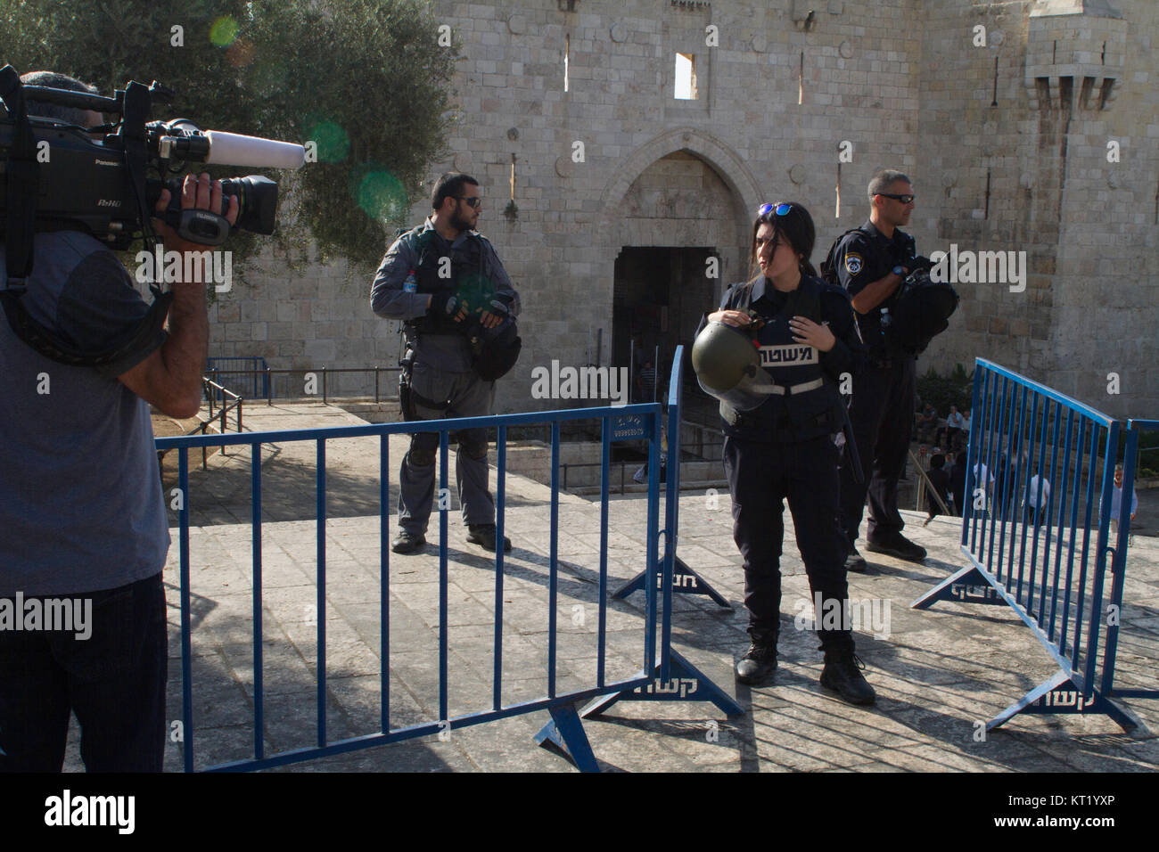 Israeli security forces block off the Damascus Gate entrance to ...
