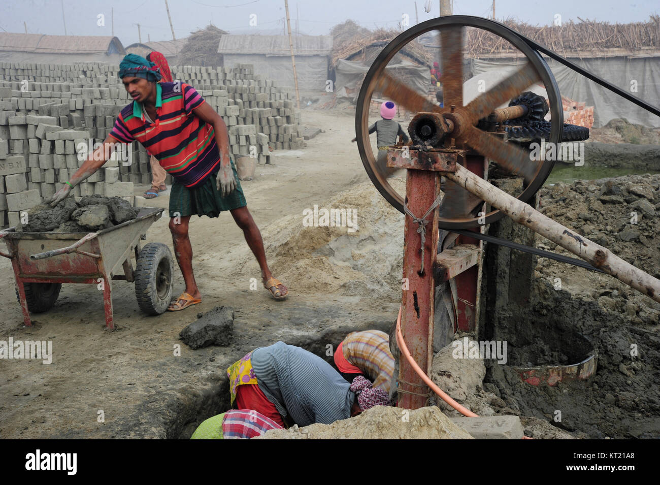 Indian woman works brick hi-res stock photography and images - Alamy