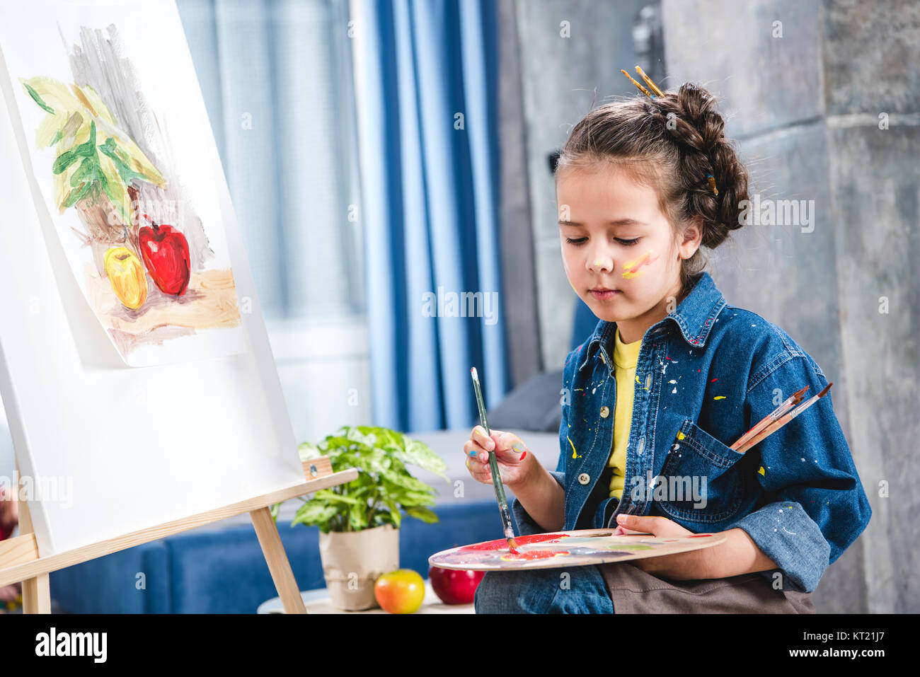 Little artist painting Stock Photo - Alamy