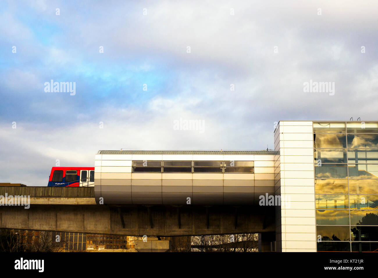Pontoon dock dlr station hi-res stock photography and images - Alamy
