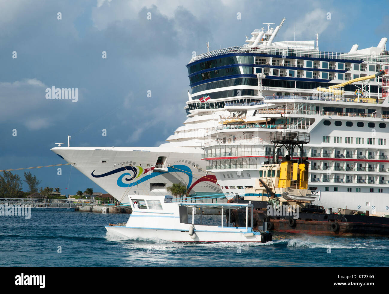 Nassau City Ships Stock Photo - Alamy