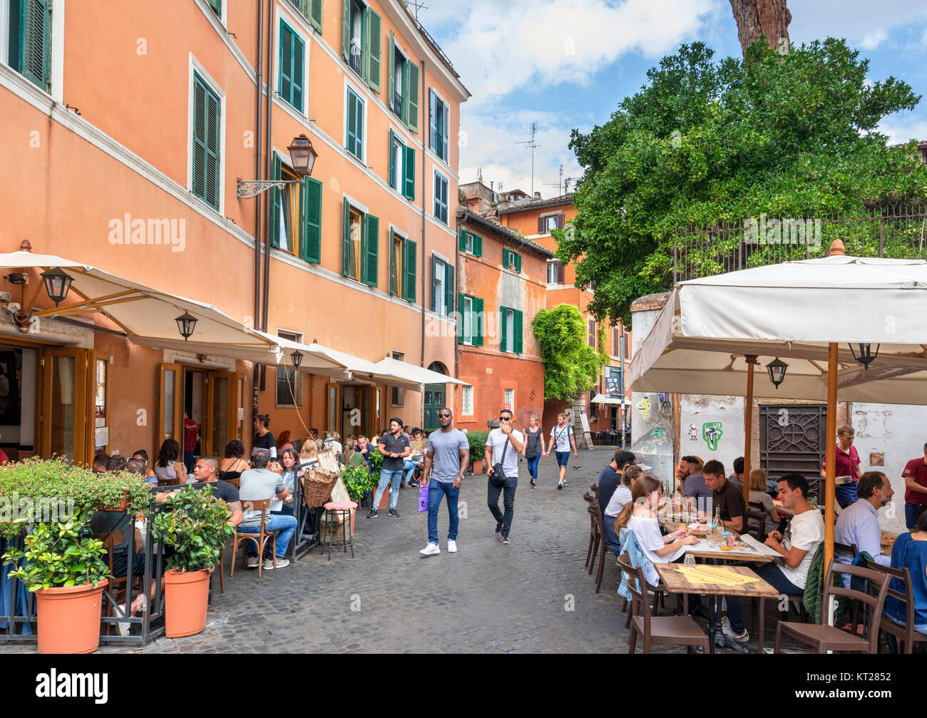 District trastevere hi-res stock photography and images - Alamy