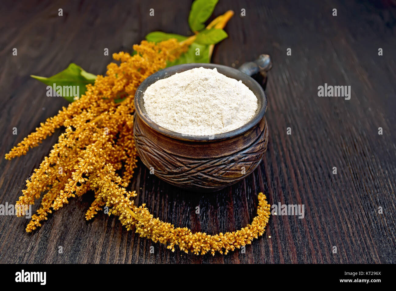 Flour amaranth in clay cup on dark board Stock Photo - Alamy